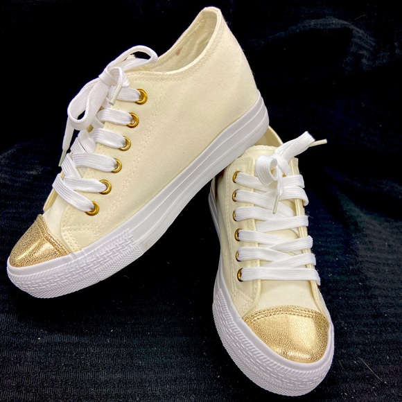 Shoes | New Imperfect Gold Toe Cream W Heel | Poshmark